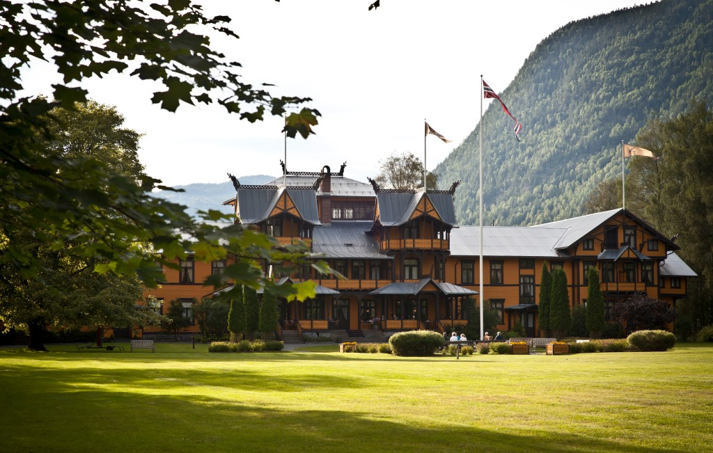 Hotel where they always set a dinner table for a heartbroken ghost ...
